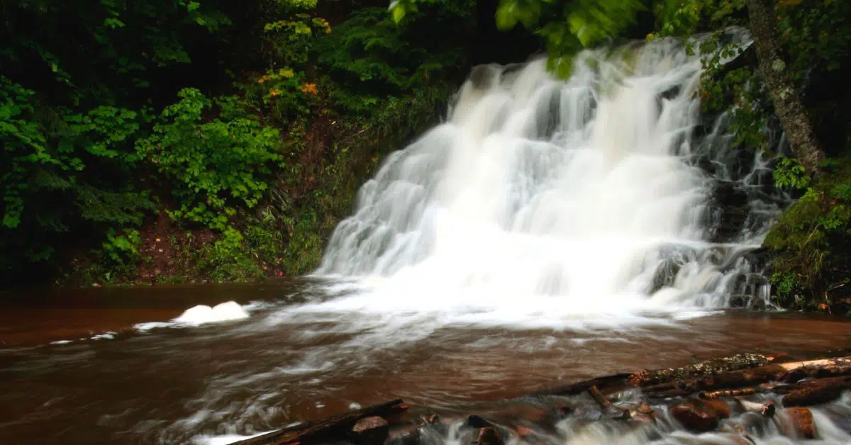 20+ best Michigan waterfalls (with a map)